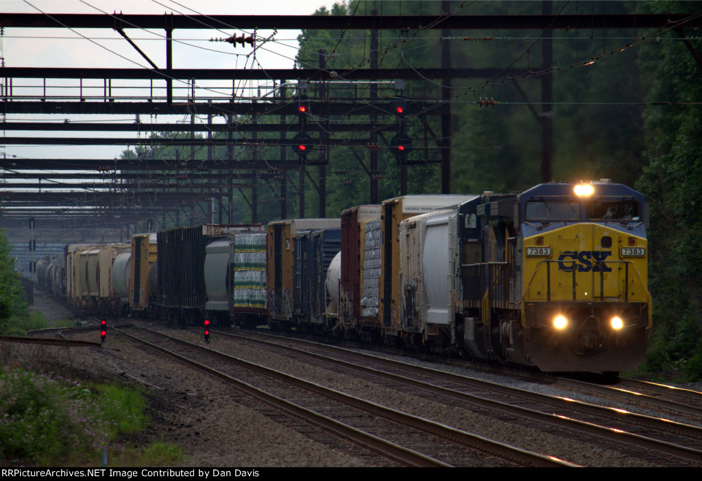CSX C40-8W 7383 leads Q417-17